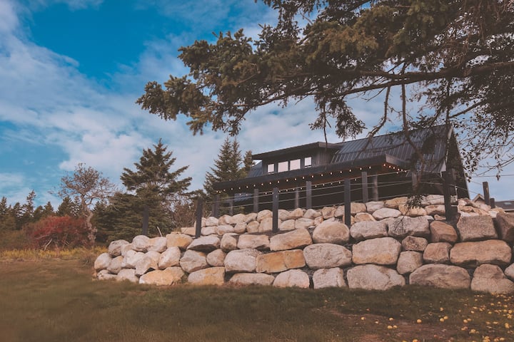 The Black Crow Lodge With W/ Hot Tub Views - Lunenburg