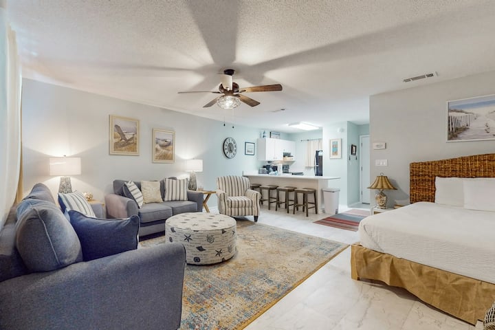Beautiful Coastal Studio Condo With Pool - Seaside, FL