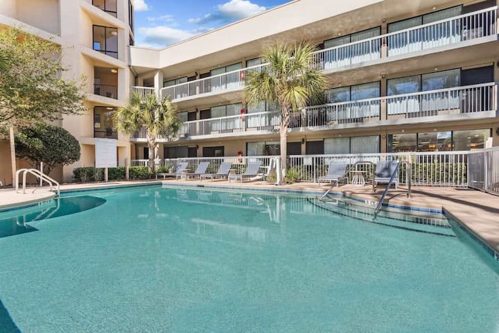 Steps To Coligny Beach Park + Free Breakfast. Pool - South Carolina