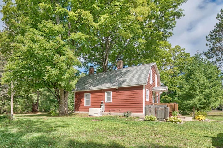 Pet Friendly Lakefront Cabin - Burt Lake, MI
