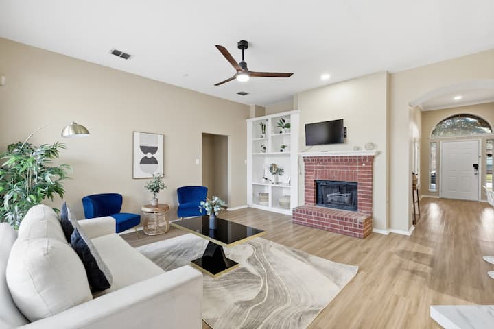 Spacious, Modern 4b Retreat W/ Pool In Frisco - Frisco, TX