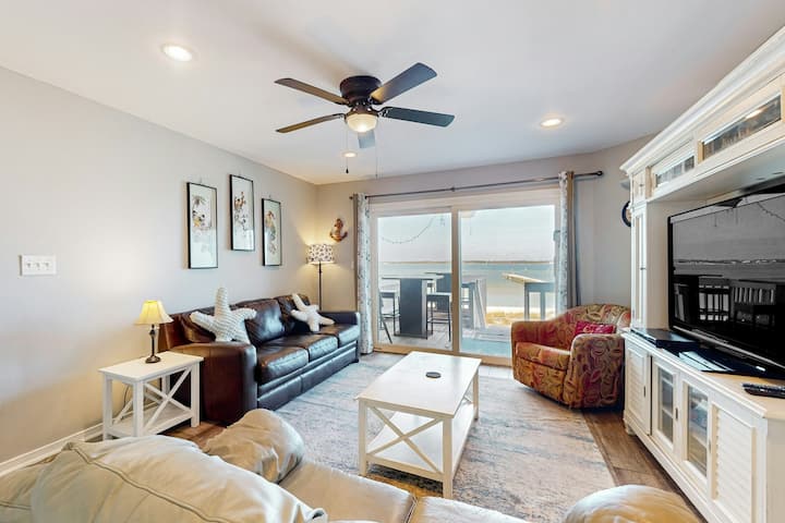 Bayfront Views, Shared Pool, Walk To Beach! - Pensacola Beach, FL