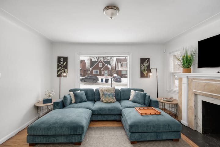 Free Parking | 4br Brick Home In Bagley |Sleeps 10 - Detroit