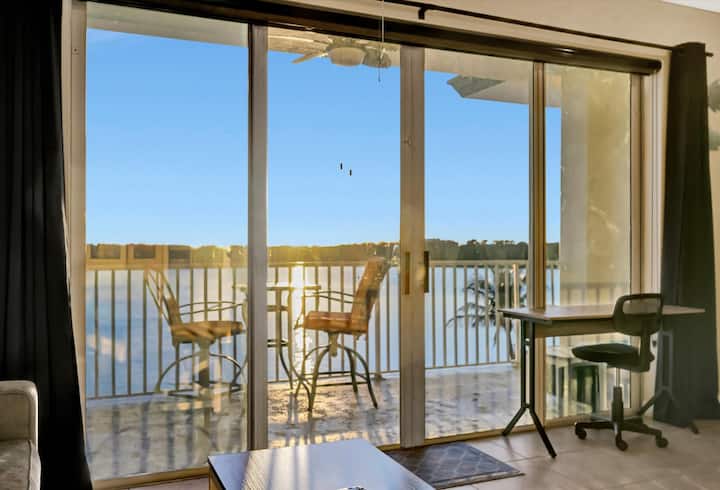 Sunsets! Waterview Balcony, King Bed & Heated Pool - South Pasadena, FL