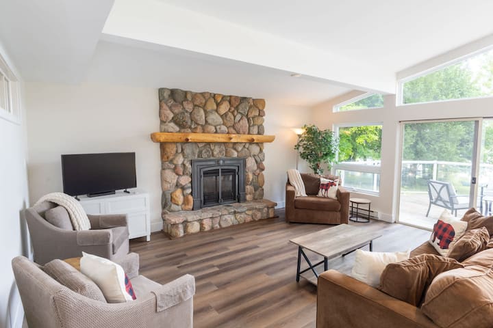 Cozy Cottage On Lake Peninsula - Huntsville
