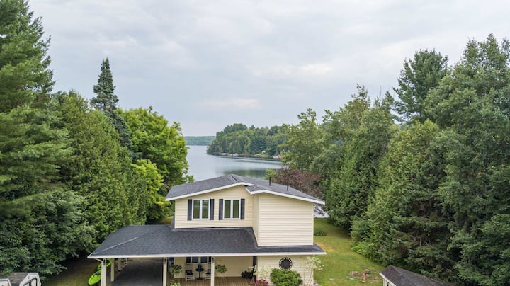 Cozy Cottage On Lake Peninsula - Huntsville