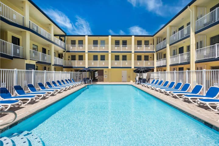 King Efficiency | Days Inn Daytona | Oceanfront - Ocean City, MD