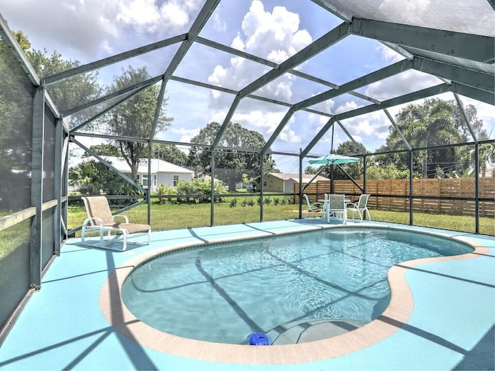 Sebastian Pool Home: Screened Lanai &  Fire Pit! - Sebastian, FL