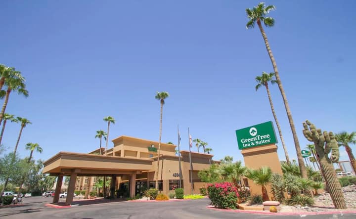 Minutes To Phx Airport | Free Breakfast & Pool - Phoenix, AZ