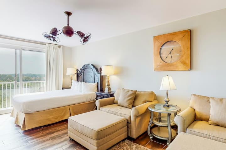 Stylish Studio 6th-floor | Balcony | Pool - Santa Rosa Beach, FL