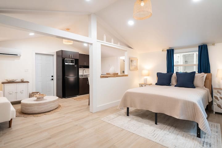 The Margaret Suite | Renovated Studio, Shared Pool - 基韋斯特