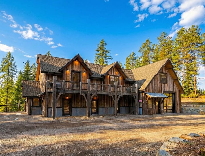 New! Spacious Lodge | 3 Kings | Hot Tub & Fire Pit - Montana