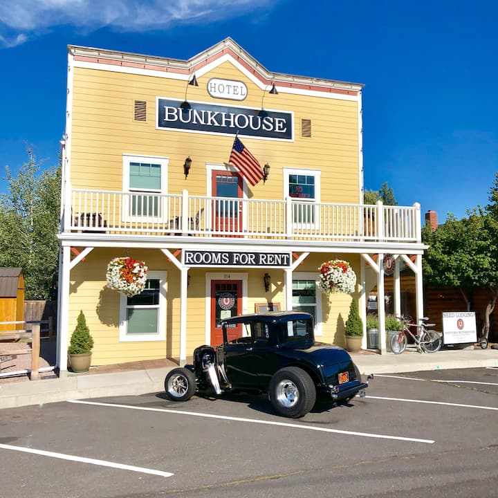 Sisters Bunkhouse - 4 Bedroom Boutique Hotel - Sisters, OR
