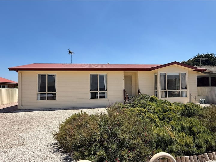 Sea Change-5 Bedrooms! Plenty Of Room For The Boat - Edithburgh