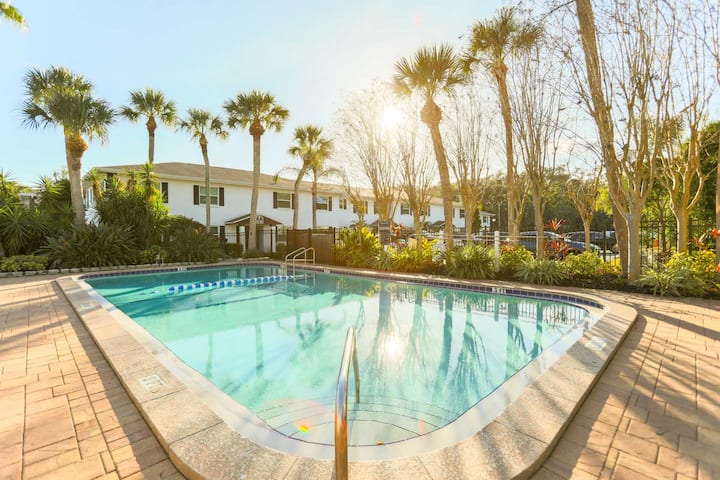 New Tan Lines Club! Pool Relax, 10 Min Beach - Largo, FL
