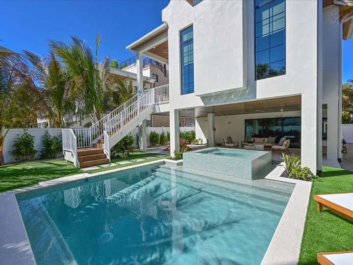 Palmetto Paradise~heated Pool/spa, Steps To Beach - Anna Maria, FL