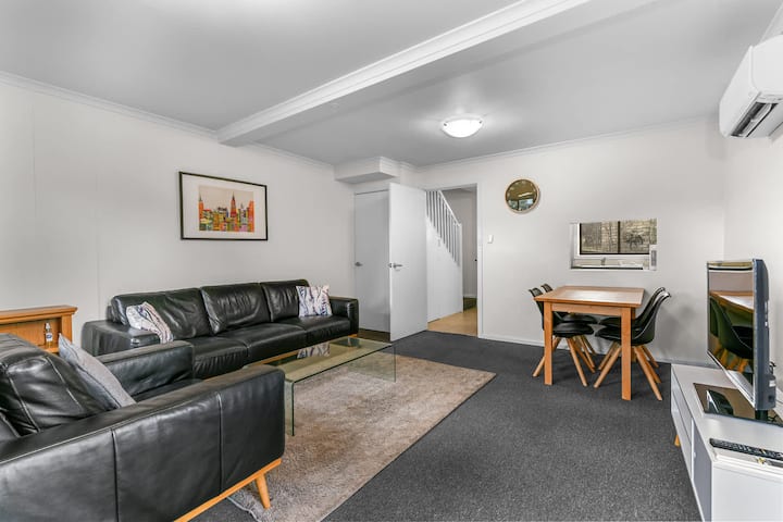 Prime Location Near Cbd - 2-bedroom With Parking - Hobart