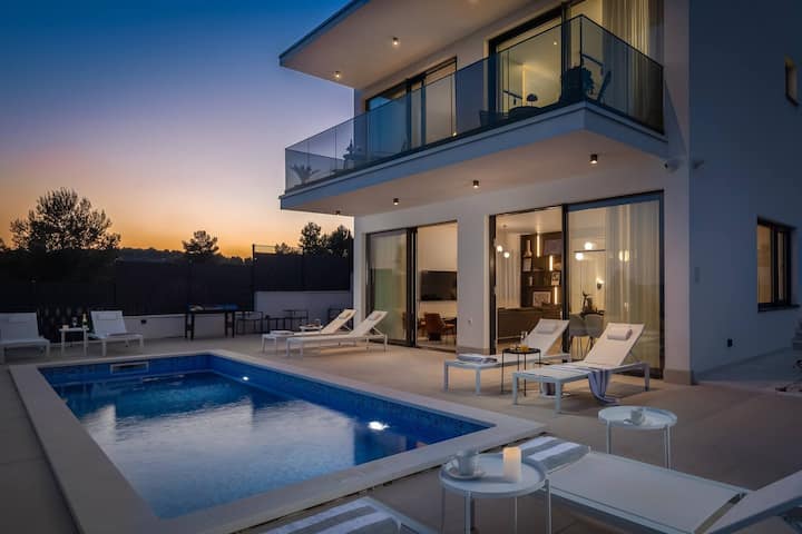 Trogir Villa With Pool & Jacuzzi Near Sea - Okrug Gornji