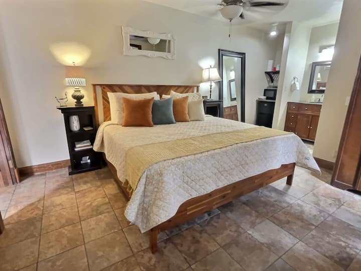 Walk To Downtown, Parking, King Bed, Patios - Eureka Springs, AR