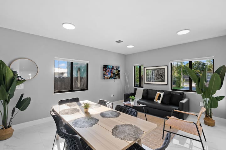 2-story Townhouse W/ Free Parking - Miami, FL