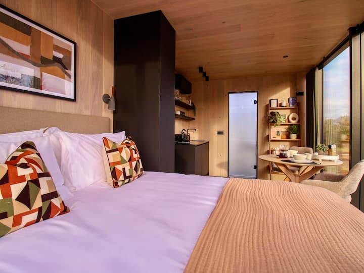 Luxury Mirror Cabin With Hot Tub & Sauna - North Wales