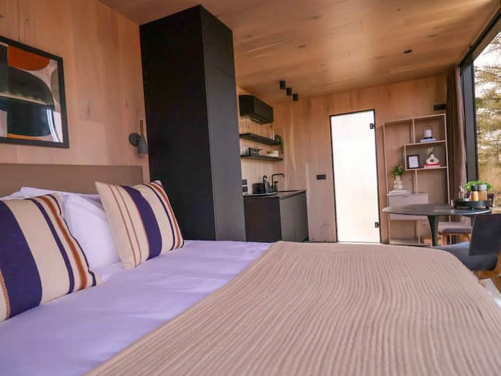 Luxury Mirrored Cabin With Hot Tub & Sauna - North Wales