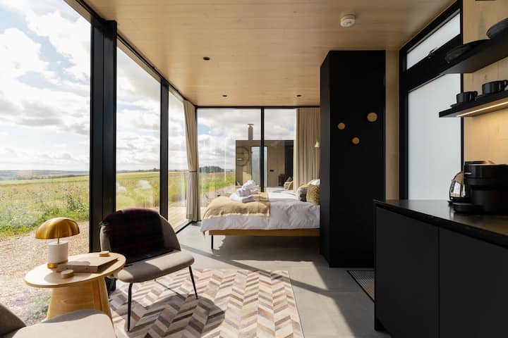 Stylish Mirrored Cabin With Hot Tub & Sauna - North Wales