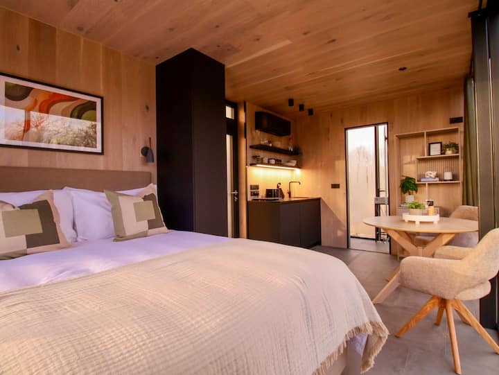 Stylish Mirrored Cabin With Hot Tub & Sauna - North Wales