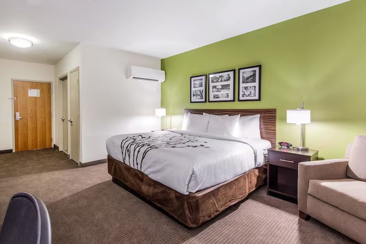 Serene Stay W/ Private Bath + Free Breakfast - Dallas, TX