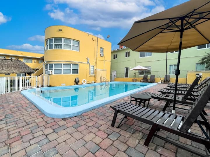 Studio W/ Kitchenette + Steps From The Beach - Hollywood, FL
