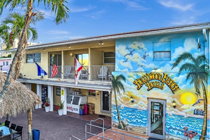 Steps From The Beach + Free Breakfast & Pool - Hollywood, FL