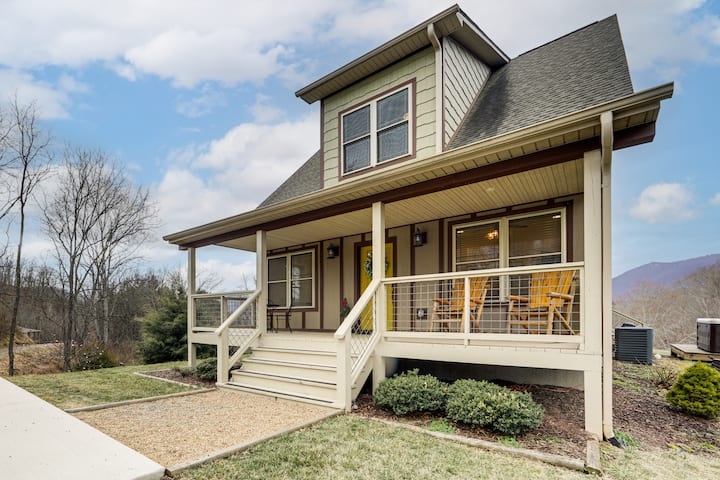 Hot Tub + Blue Ridge Mtn Views: Waynesville Home - Waynesville, NC