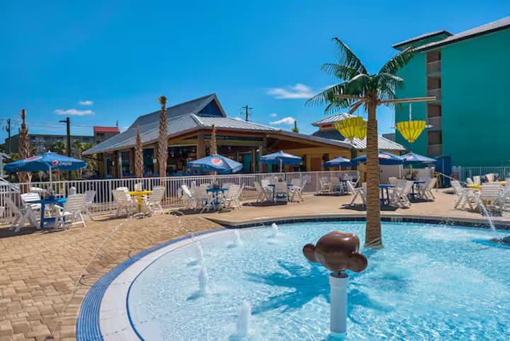 Beachside Pink Stay | Pool. Free Parking + Dining - Panama City Beach, FL