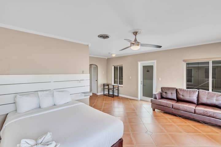 1 Br Suite W/ Kitchen + Free Breakfast & Pool - Hollywood, FL