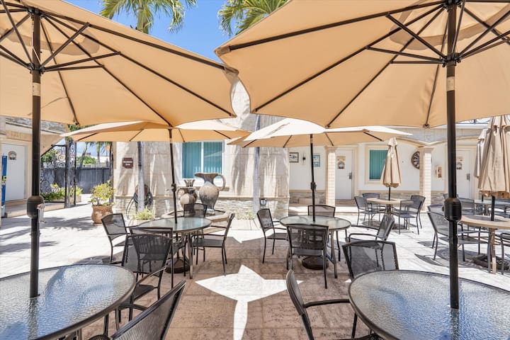 Near Hollywood Beach | Free Breakfast + Kitchen - Hollywood, FL
