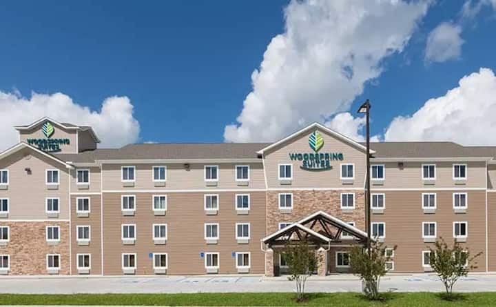 2 Queens W/ Kitchen Minutes From The Airport - Lafayette, LA