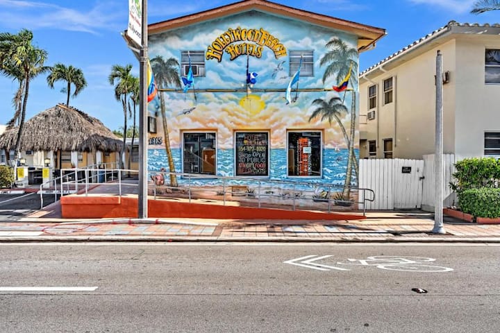 Steps To Hollywood Beach | Free Breakfast + Pools - Hollywood, FL
