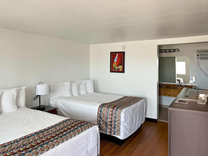 Kodachrome 2 Queen Room - Escalante, UT