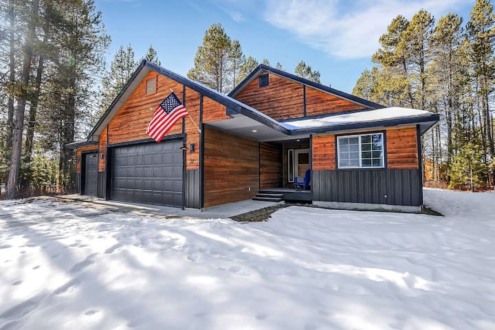 20 Min To Tamarack | Hot Tub | Fireplace | Games! - Donnelly, ID