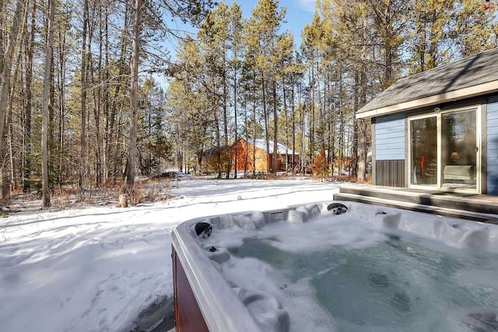 20 Min To Tamarack | Hot Tub | Fireplace | Games! - Donnelly, ID