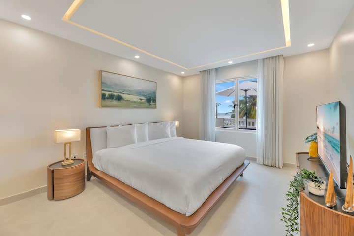 Elegant 1br Retreat W/ King Bed & Balcony - Dorado