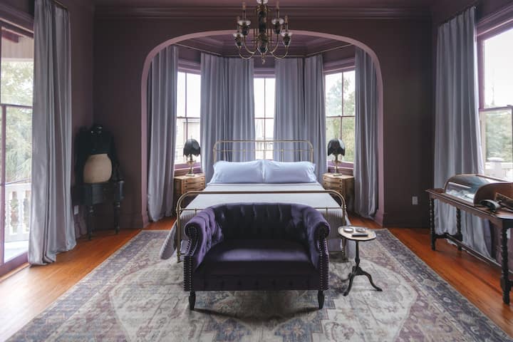 The Gilded Lady-king Bed Suite W/ Private Balcony - Pensacola, FL