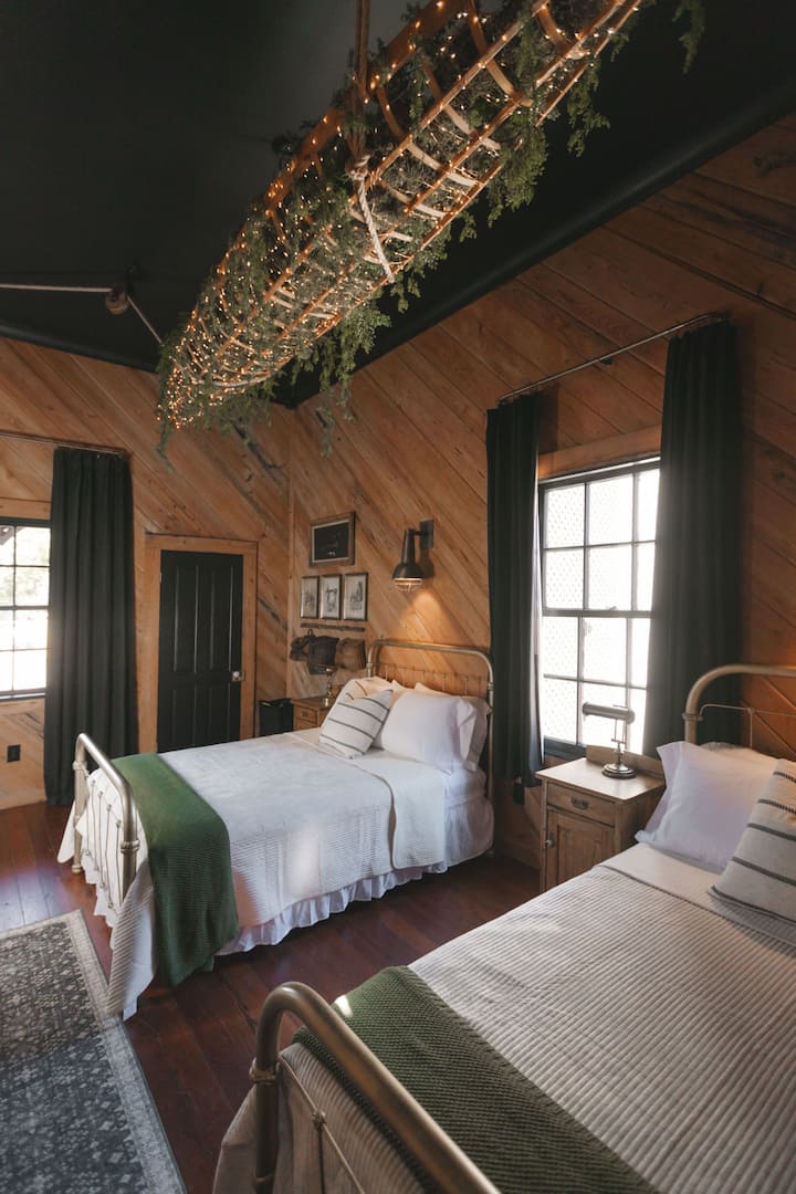 The Gilded Lady-suite W/ Full Beds & Sofa Sleeper - Pensacola, FL
