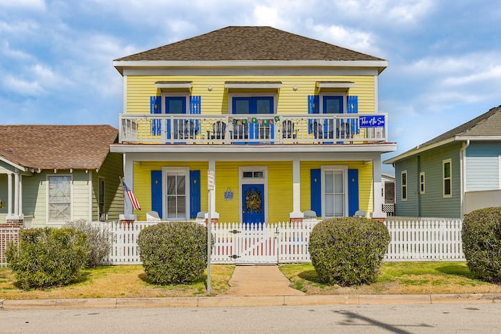 Steps To Pleasure Pier: Family Escape W/ Pool! - Galveston, TX