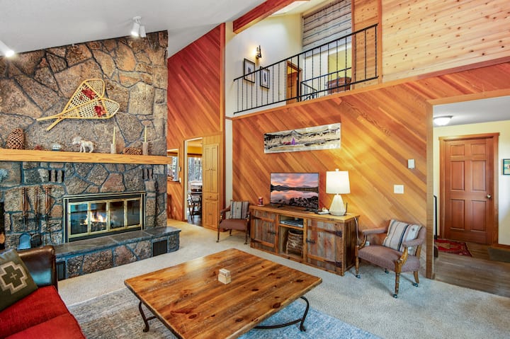 Mountain Getaway W/ Hot Tub & Fireplace - Black Butte Ranch, OR