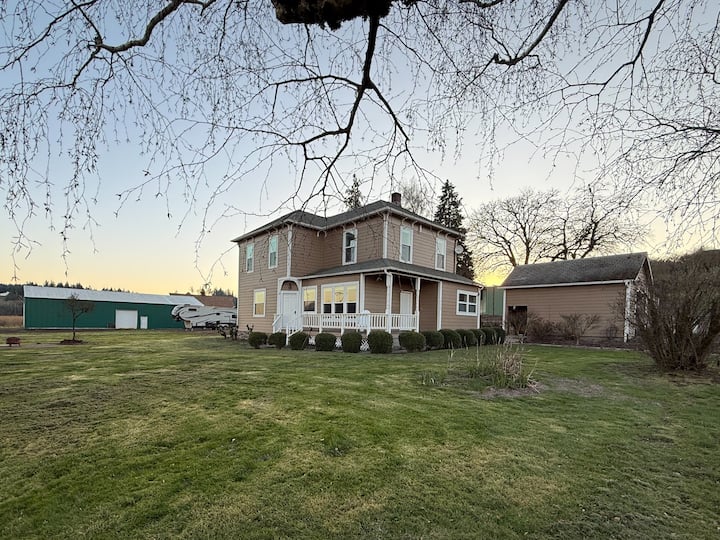 Spacious 4br Farmhouse With Mountain Views - Seven Springs Vineyard, Salem