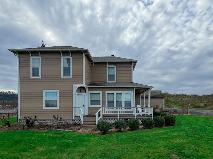 Spacious 4br Farmhouse With Mountain Views - 맥민빌