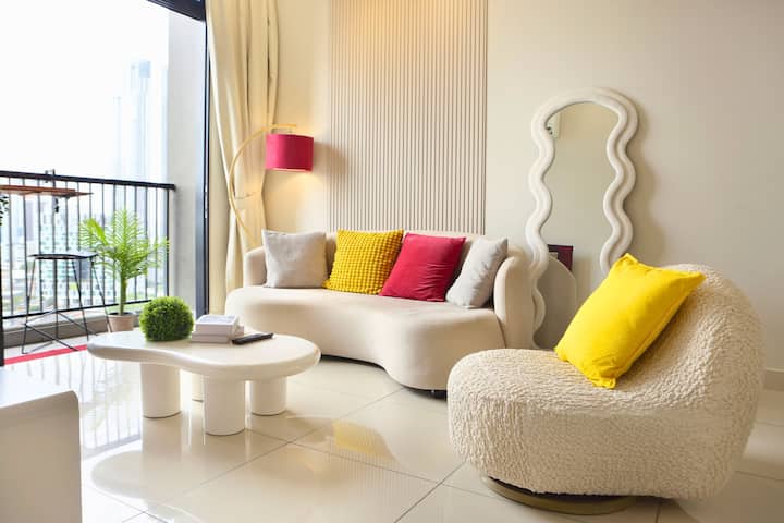 Twin Tower - Ivory & Pop, 2br 2ba, Walk To Ciq - Woodlands