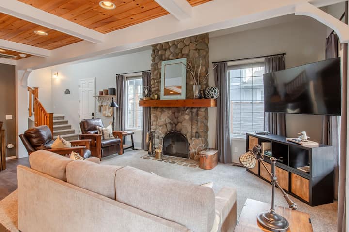 Cannon Beach: King Suite, Fire Table, Walk To Sand - Cannon Beach, OR