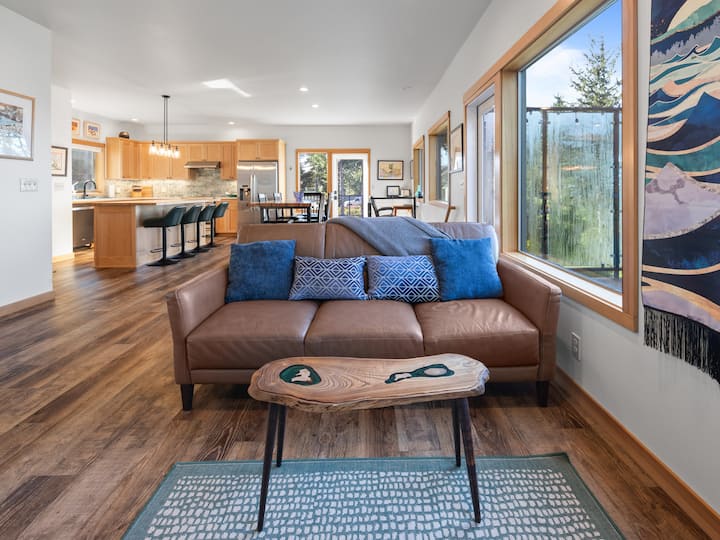 Coastal Chic & Bay Views: The Eagles Overlook - Waldport, OR